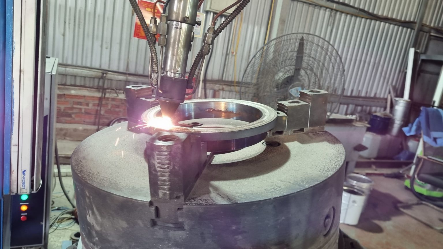 Hình ảnh hàn phủ kim loại bằng công nghệ Laser Cladding (Phần 3) - Phun ...